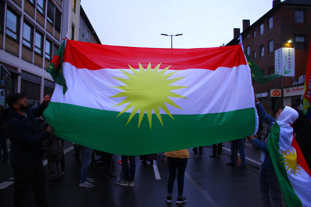 Fahne Kurdistan – Demonstration „Solidarität mit Rojava“ in Bochum am ...